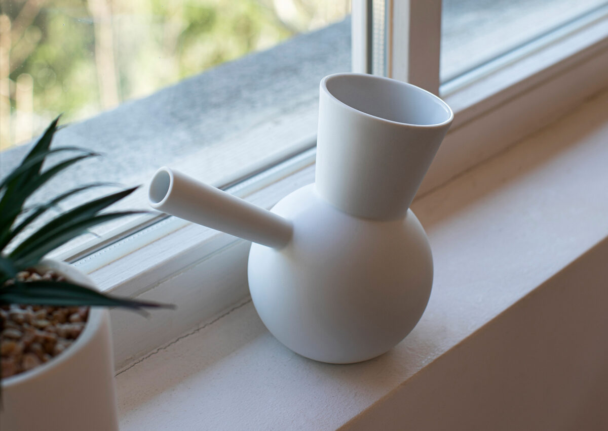 Hopper Watering Can matt sand green — caussa